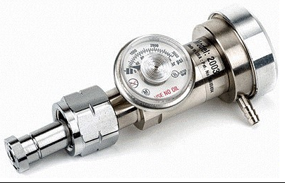 What type of regulators are available for BW calibration gas cylinders?