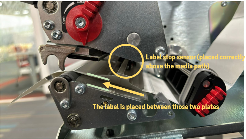How to be sure that labels and ribbon are installed correctly
